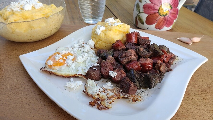 REZEPT Tochitura mit Mamaliga | Historische Romane und Rezepte